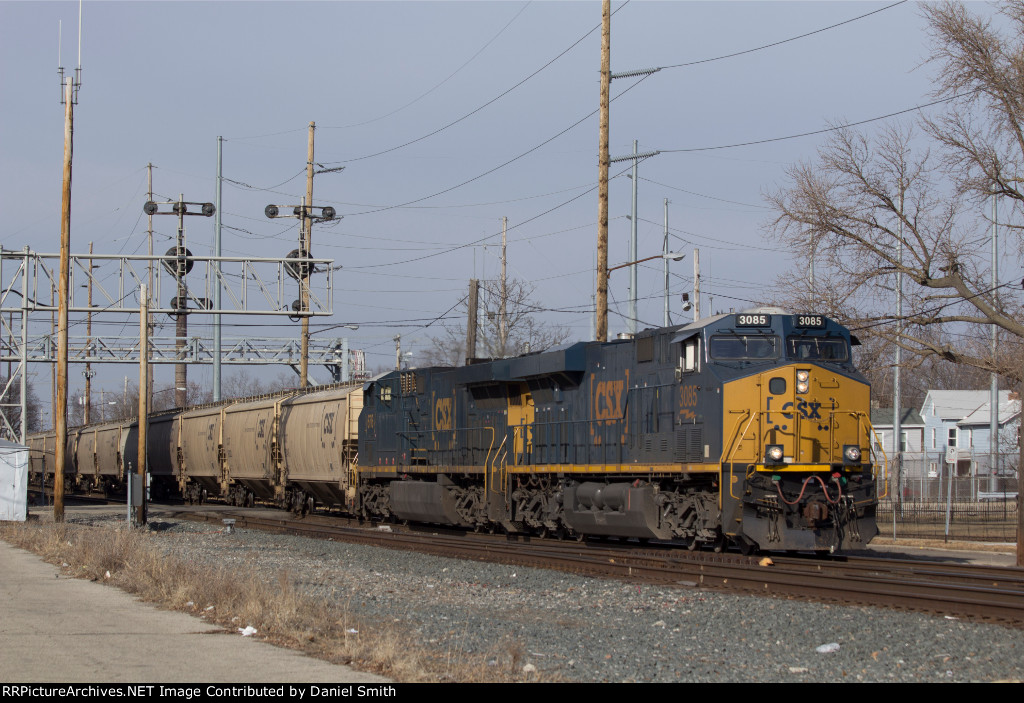 CSX 3085 leads south-bound grain.